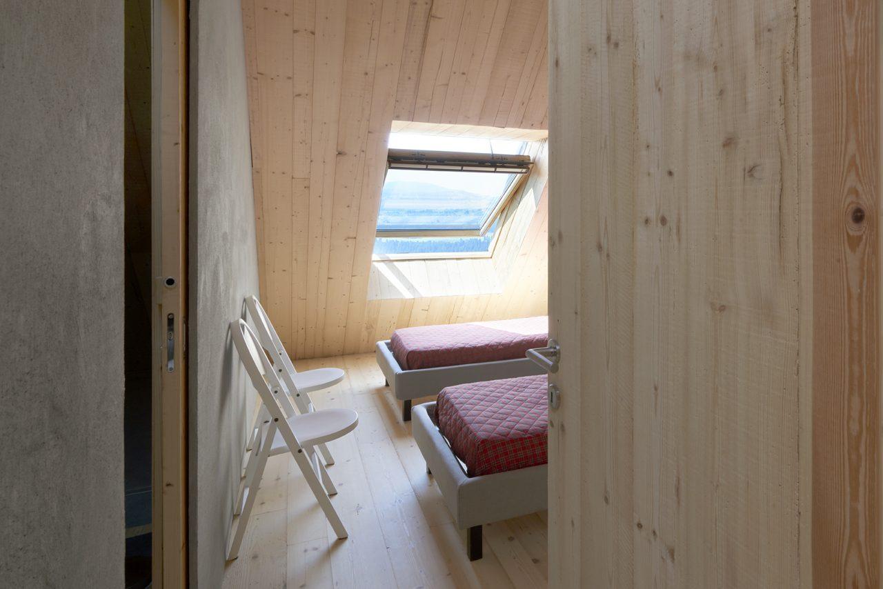 Vista sulla natura attraverso le grandi finestre per tetti - Mansarda.it